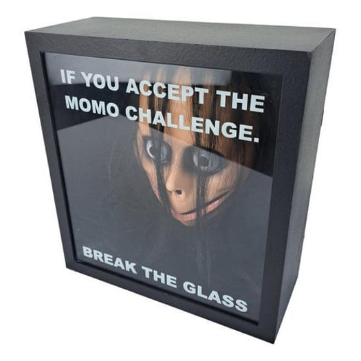 Quadro Geek Boneca Momo Challenge Coleção Enfeite Decoração em Promoção ...